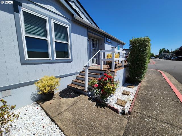 3025 hollyridge loop ne