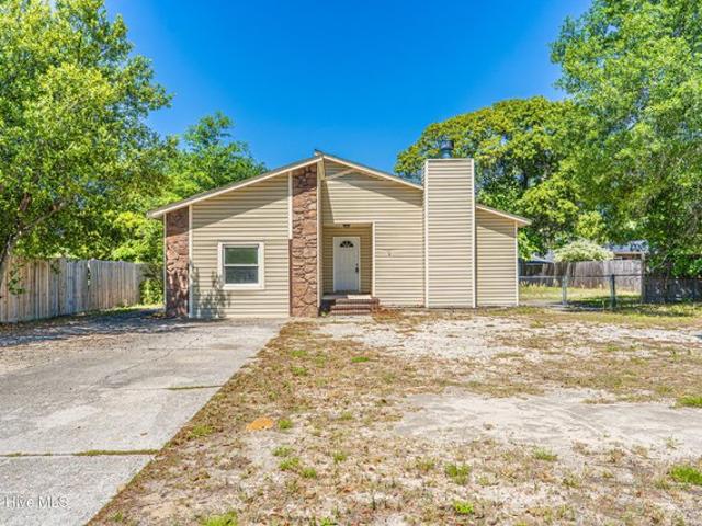 3026 Akron Dr, Hope Mills, NC 28348