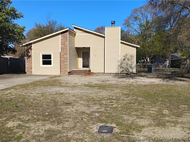 3026 Akron Dr, Hope Mills, NC 28348