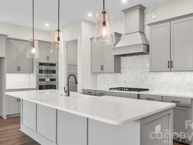 3026 Brush Creek