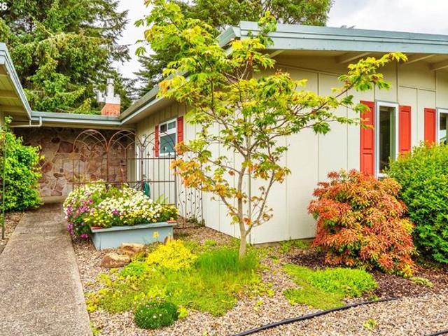 3027 NE 32nd Dr, Lincoln City, OR 97367