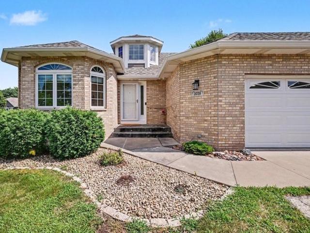 3028 Highpointe Curv, Roseville, MN 55113