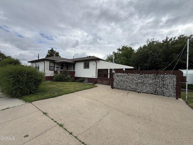 302 12th Ave SW, Mandan, ND 58554