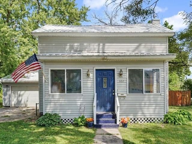 302 8th Ave NE, Independence, IA 50644