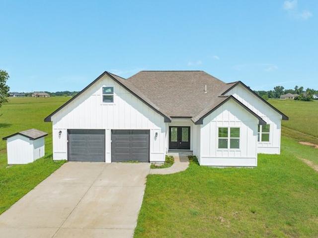 302 Colt Trl, Angleton, TX 77515