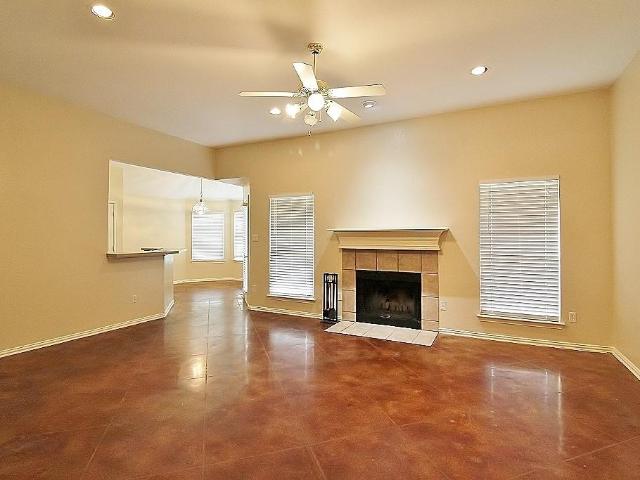 302 Aspen Court W