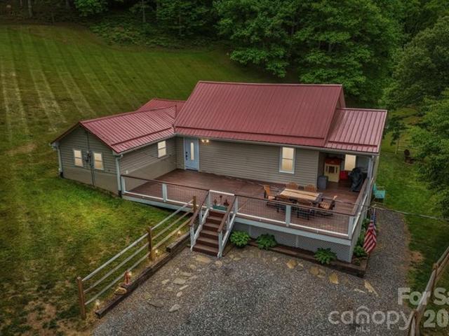 302 Battle Creek Dr, Green Mountain, NC 28740