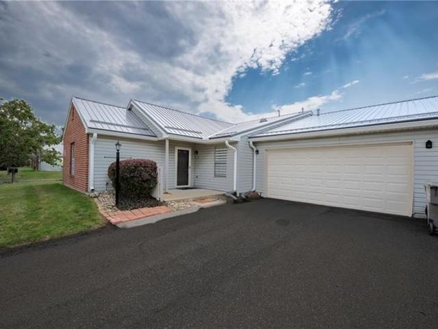 302 Brookstone Ct, Butler, PA 16001
