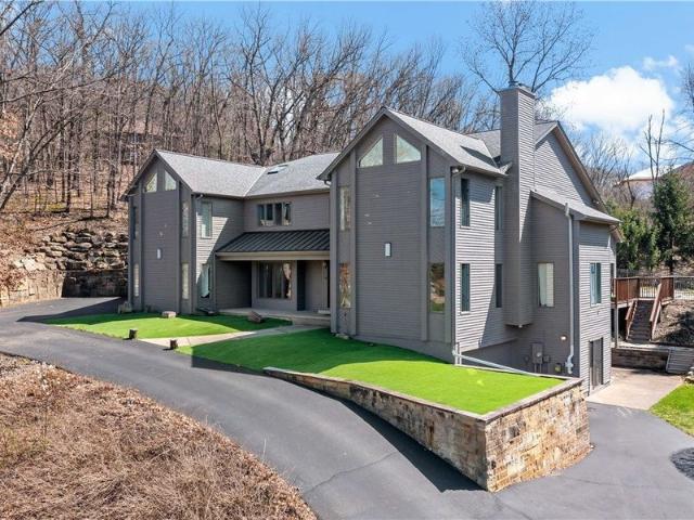 302 Green Lake Dr, Mars, PA