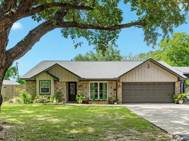 302 E Bronco Bend St, Angleton, TX 77515