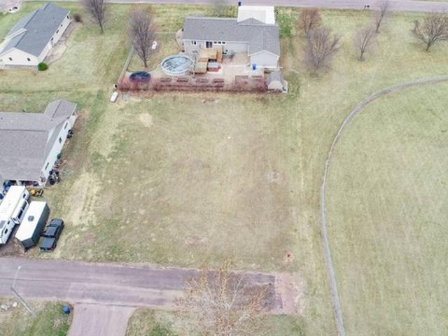 302 E Sixth St, Hills, MN 56138