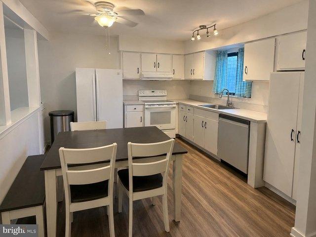 302 Meadow Woods Ln, Lawrenceville, NJ 08648