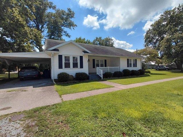 302 Mulberry St, Cisne, IL 62823