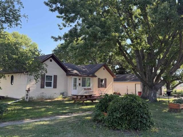 302 N 2nd St, Beresford, SD 57004