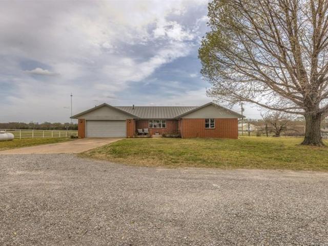 302 N Gas St, Chouteau, OK 74337