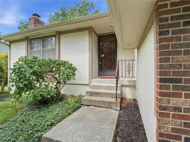 302 NE Noeleen Lane