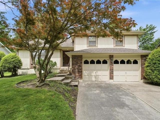 302 NE Noeleen Ln, Lee's Summit, MO 64086