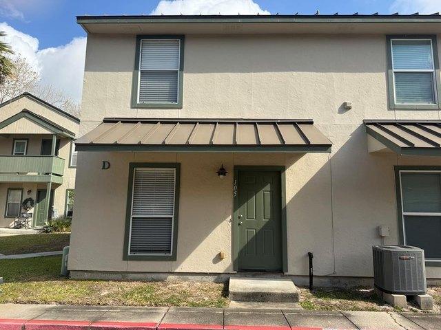 302 Saint Andrews St Apt 105D, Rockport, TX 78382