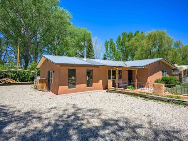 302 Santistevan Ln, Taos, NM 87571