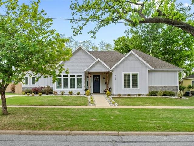 302 SW E St, Bentonville, AR 72712