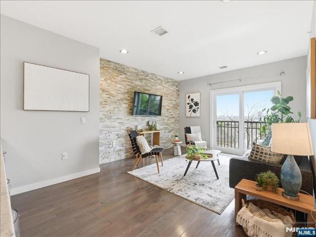 302 Palisade Avenue # 404