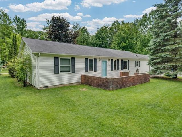 302 Redwine Dr, Houghton Lake, MI 48629