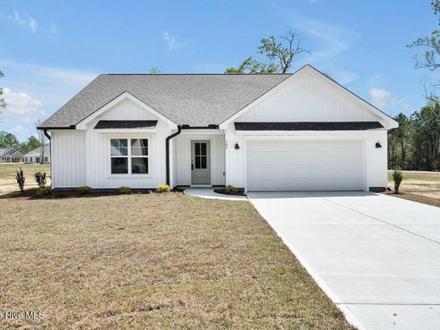 302 Riva Rdg, Burgaw, NC 28425