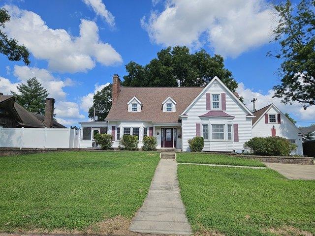 302 W Main St, Carmi, IL 62821