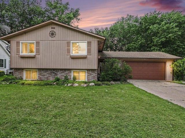 302 Westwinds Dr, Almont, MI 48003