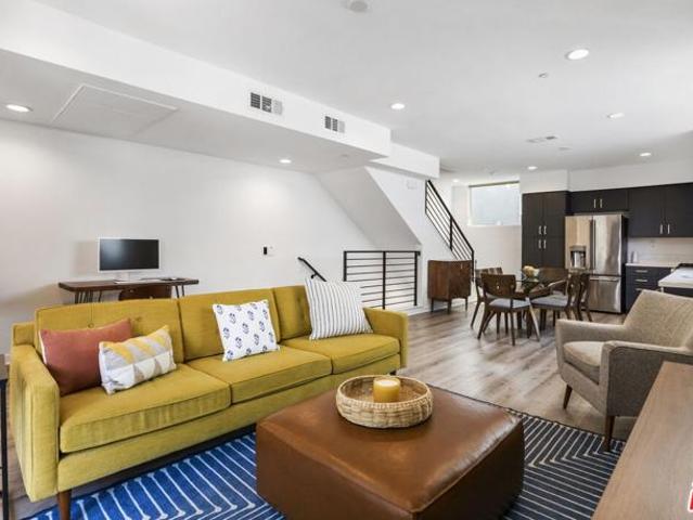 3034 N North Coolidge Ave, Los Angeles, CA 90039