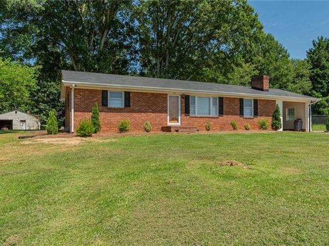 3035 Plantation Rd, Winston Salem, NC 27105