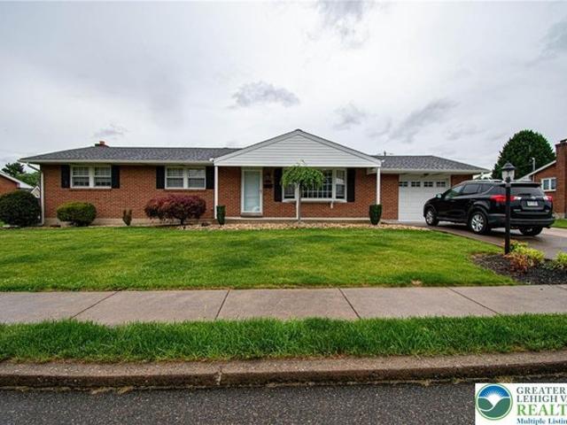 3037 Coplay Ln, Whitehall, PA 18052