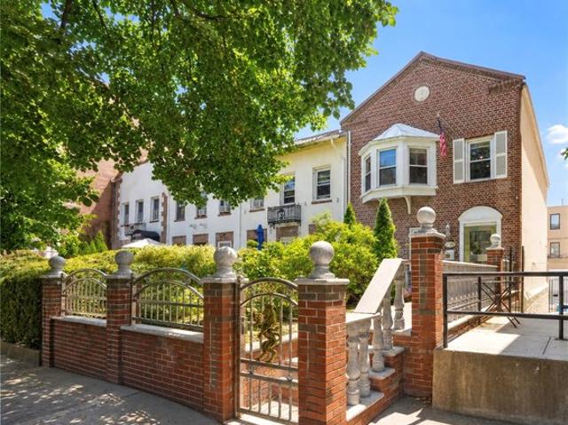3039 36th St, Astoria, NY 11103