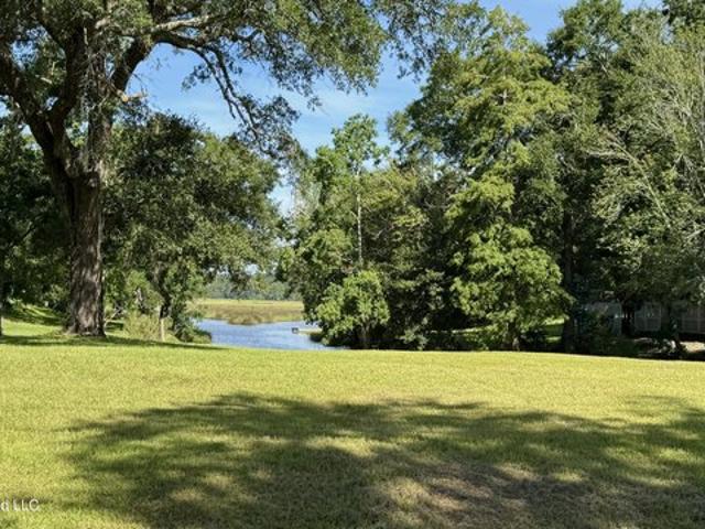 3033 Magnolia Ln, Ocean Springs, MS 39564