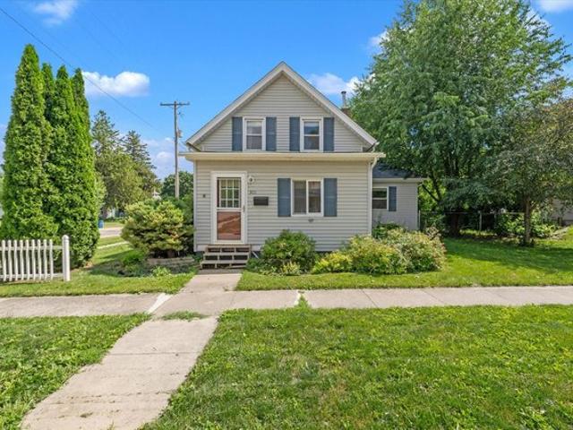 303 8th St, DeWitt, IA 52742