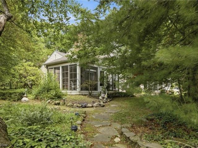 303 Cordelia St SW, North Canton, OH 44720