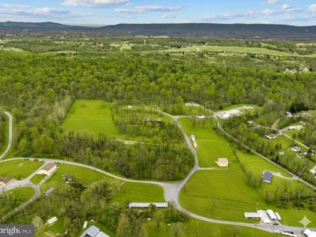 303 Barbeque Dr, Berkeley Springs, WV 25411