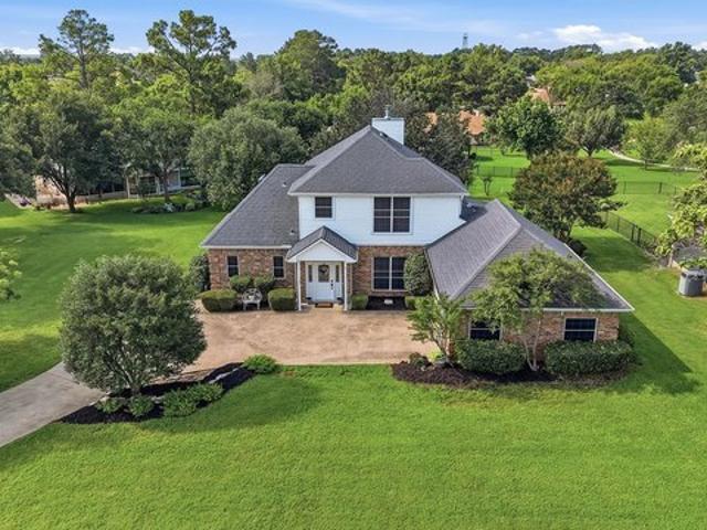 303 Kiowa Dr W, Lake Kiowa, TX 76240