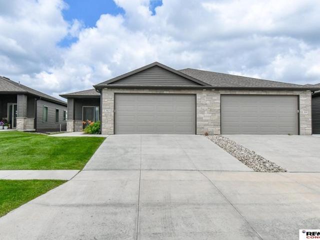 303 Half Moon Dr, Lincoln, NE 68527
