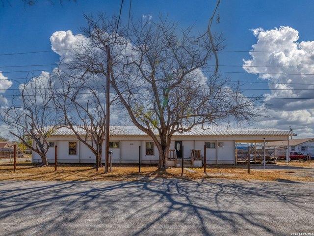 303 N 19th St, Carrizo Springs, TX 78834