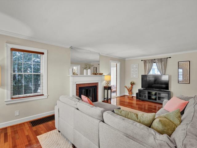 303 N Hubbards Lane