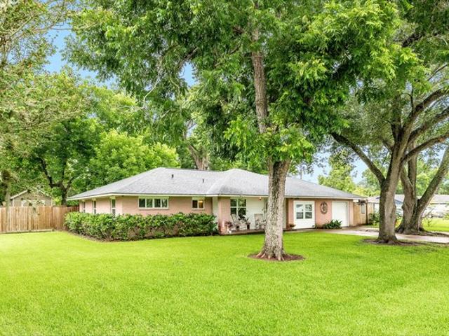 303 Southern Oaks Dr, Lake Jackson, TX 77566