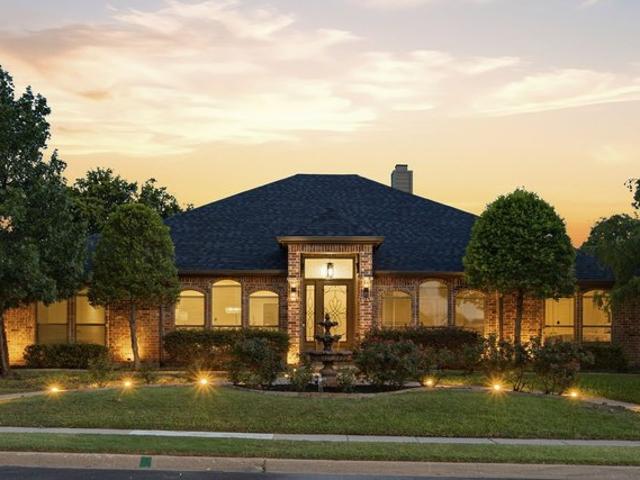 303 Quail Crest Dr, Bedford, TX 76021