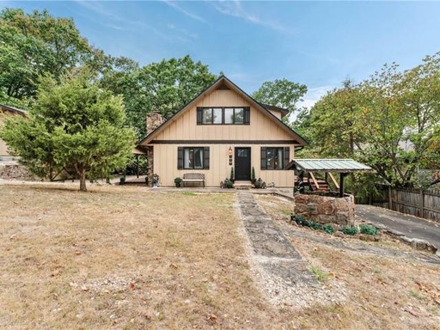 303 Ridge Rd, Eureka Springs, AR 72631