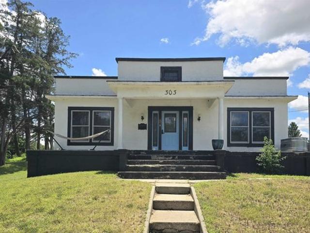 303 W 14th St, Ellis, KS 67637