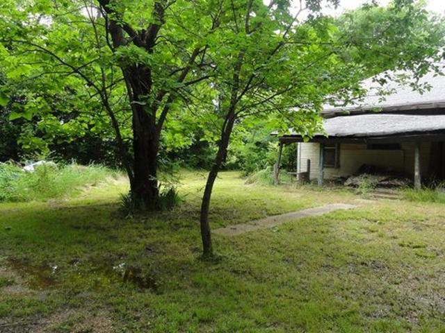 303 W College St, Trenton, TX 75490