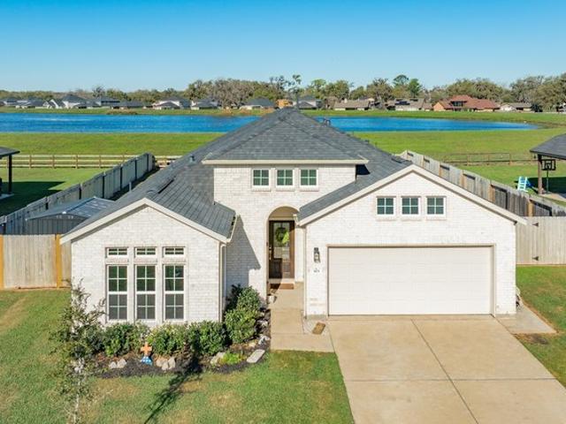 303 Twin Lakes Blvd W, West Columbia, TX 77486