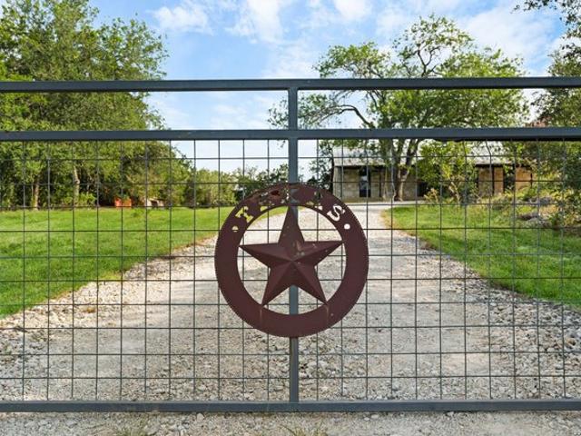 3045 Rimrock Dr, Spring Branch, TX 78070