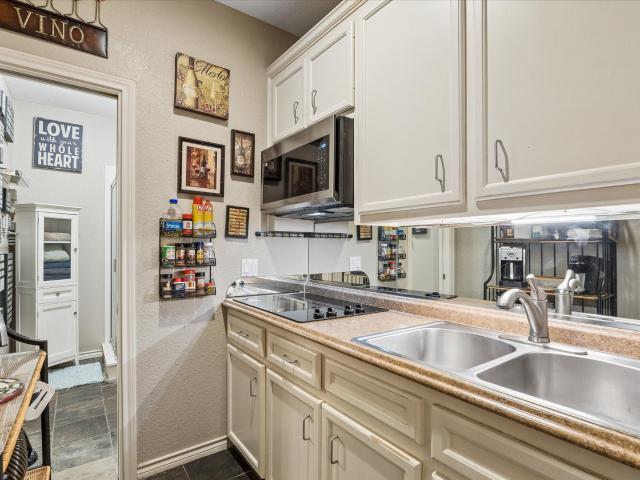 3040 Bayshore Drive 3