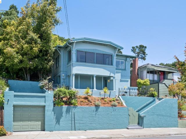 3042 Carlsen St